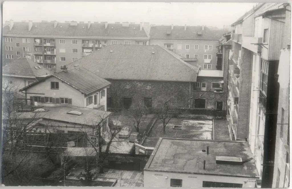 Hinterhof mit Tempel – Innsbruck erinnert sich